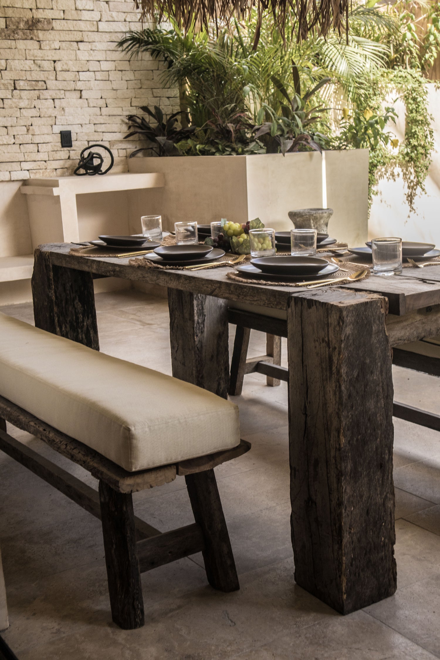 Muebles de madera vintage en Deja Vu, Tulum | Prisma Muebles